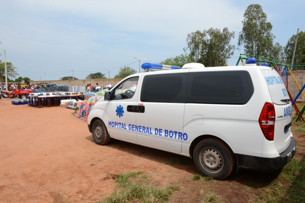 Dons de la Première Dame à Botro - Dominique Ouattara