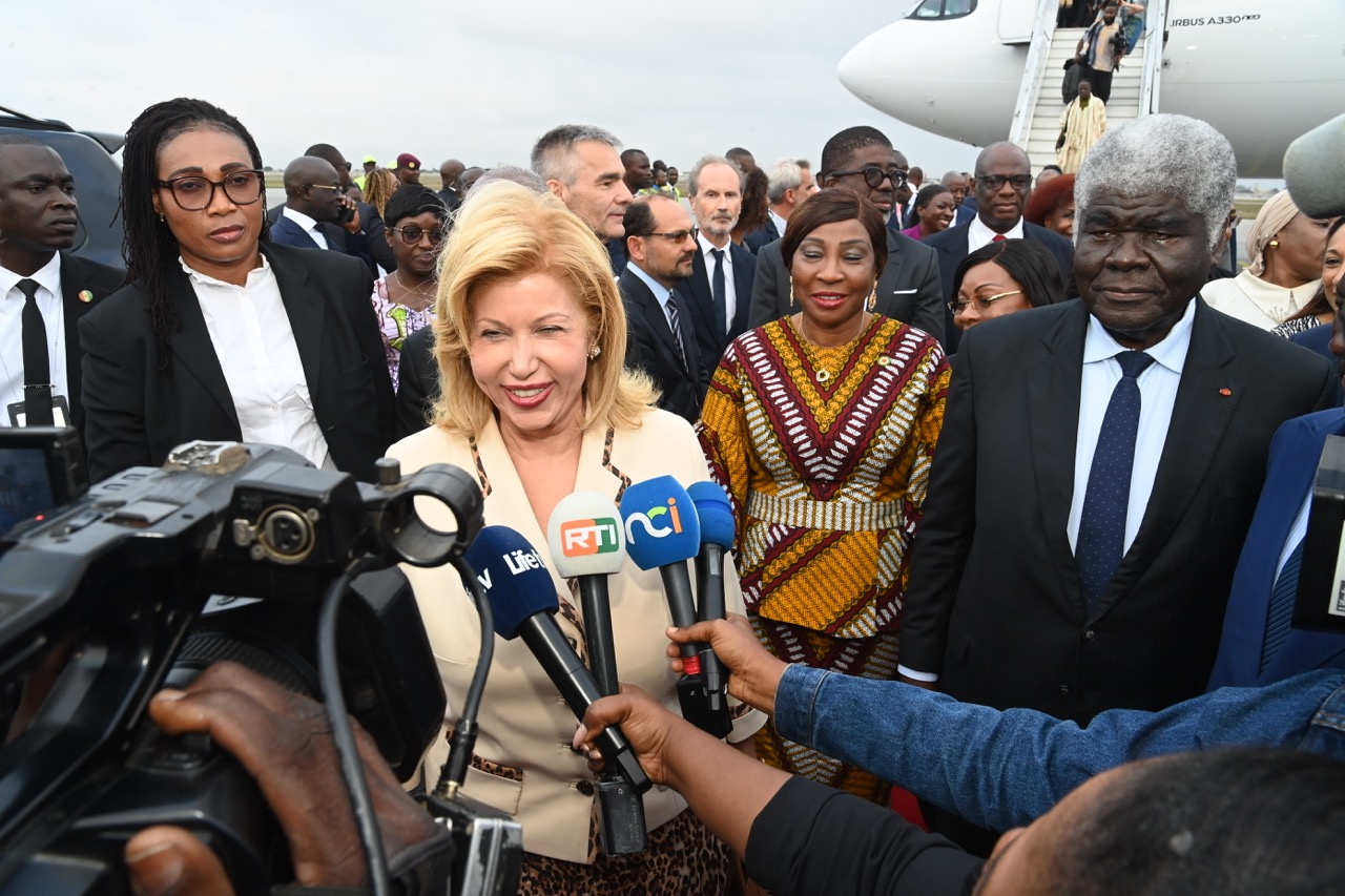 Air transport: The First Lady returns to Abidjan aboard Air Côte d ...